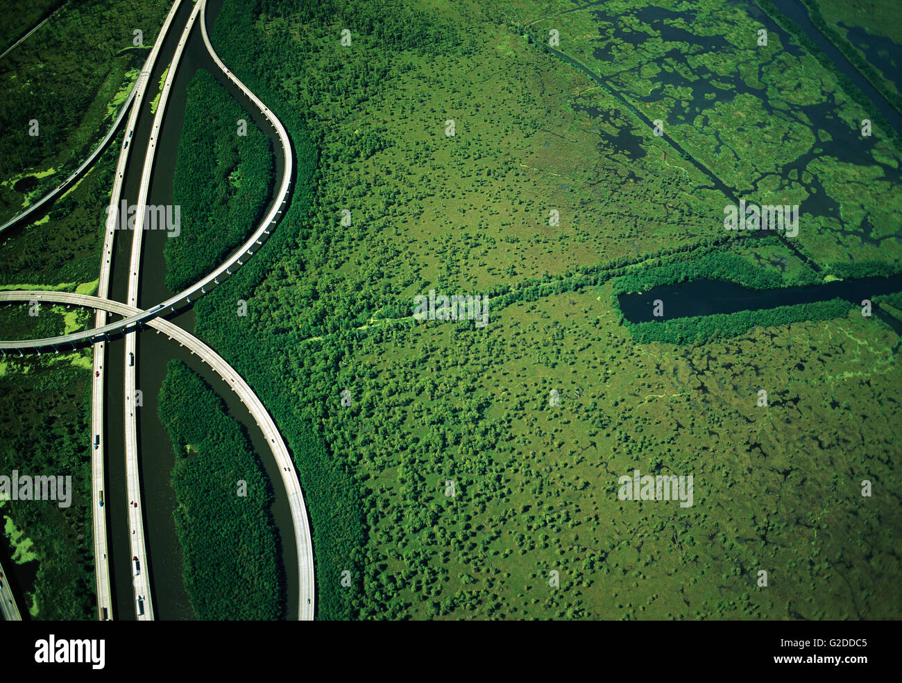 Intersecting roads hi-res stock photography and images - Alamy