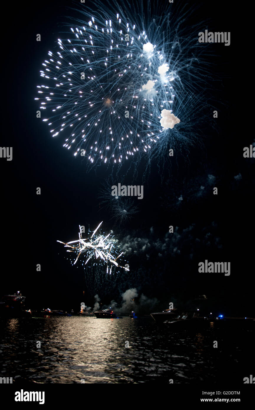 Fireworks over water hi-res stock photography and images - Alamy