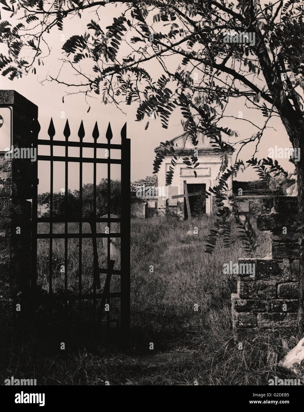 Burial ground gates hi-res stock photography and images - Alamy