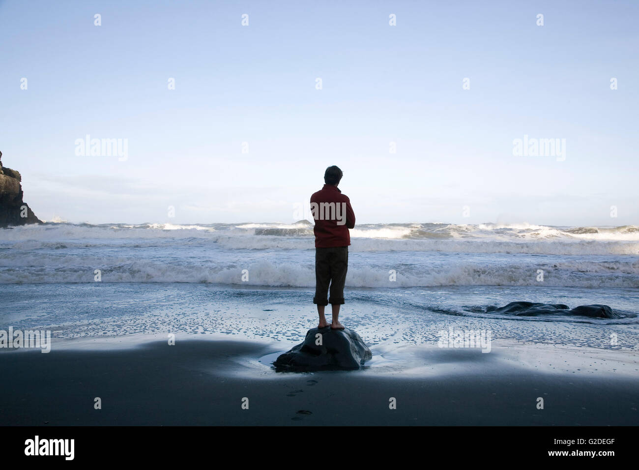 Lone rock beach hi-res stock photography and images - Alamy
