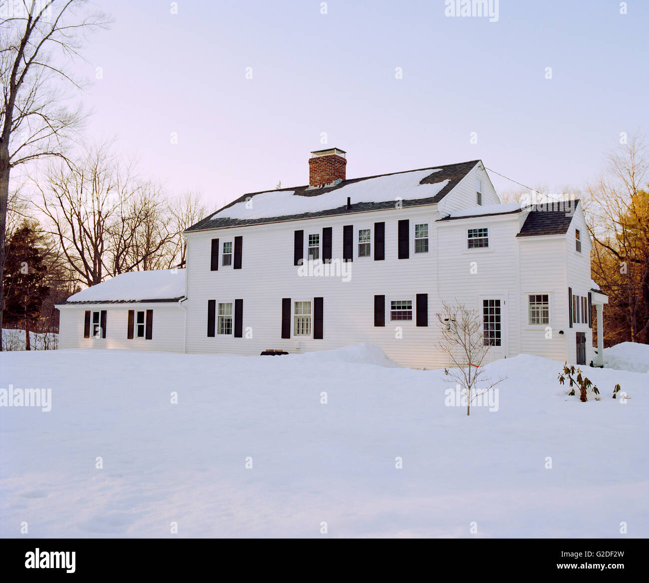 Colonial architecture in snow hi-res stock photography and images - Alamy