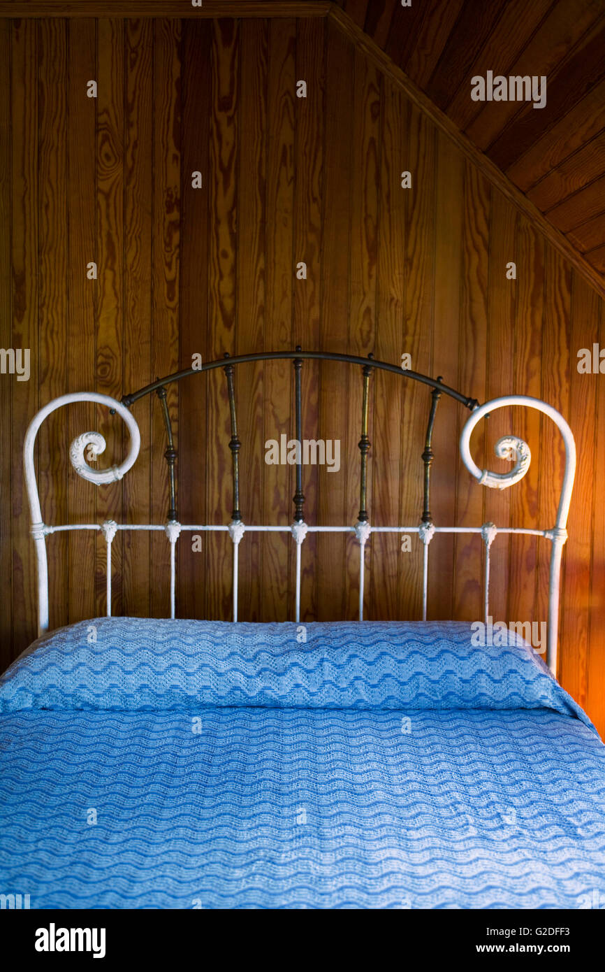 Old fashioned beds hi-res stock photography and images - Alamy