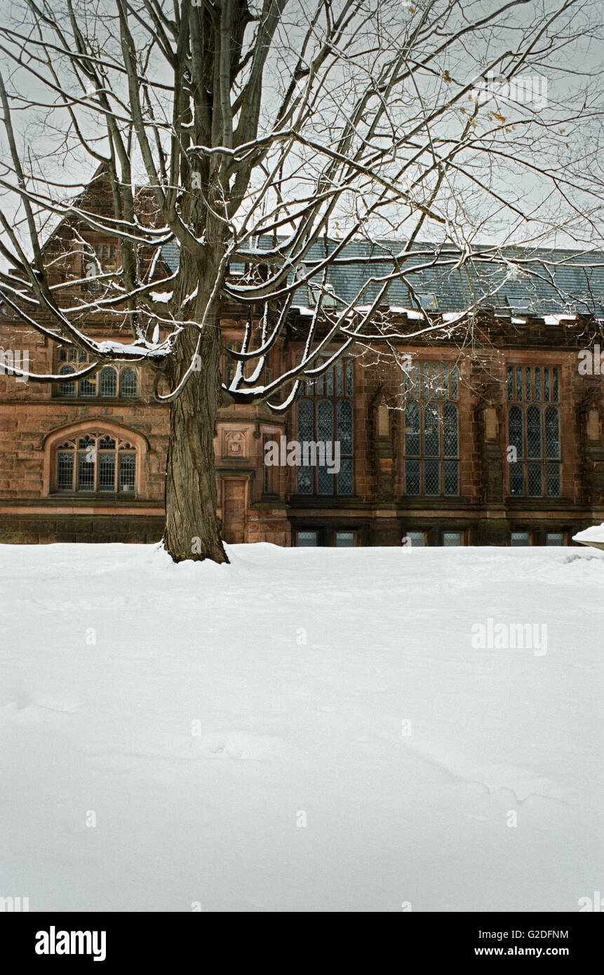 Snowy campus hi-res stock photography and images - Alamy