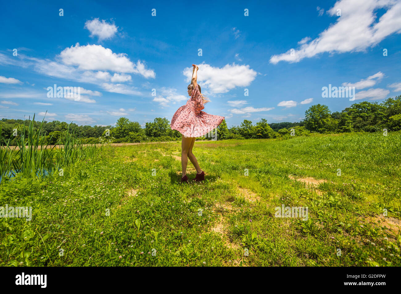 Woman dancing outside hi-res stock photography and images - Alamy