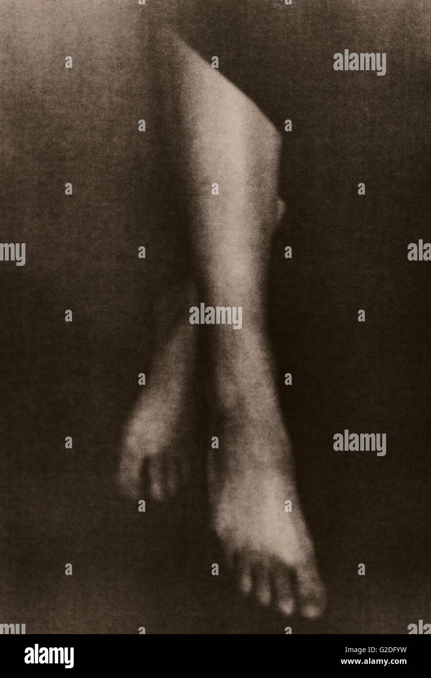 Legs crossed at ankles hi-res stock photography and images - Alamy