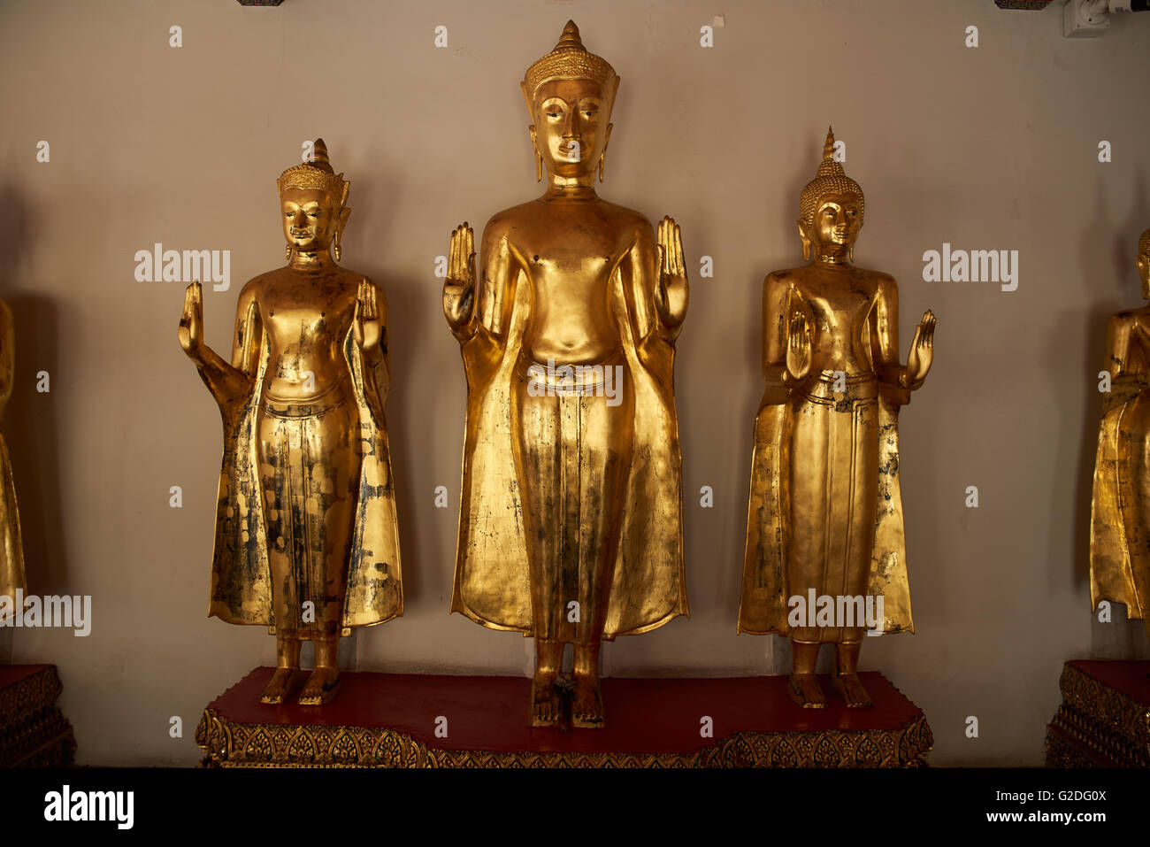Golden statues hi-res stock photography and images - Alamy
