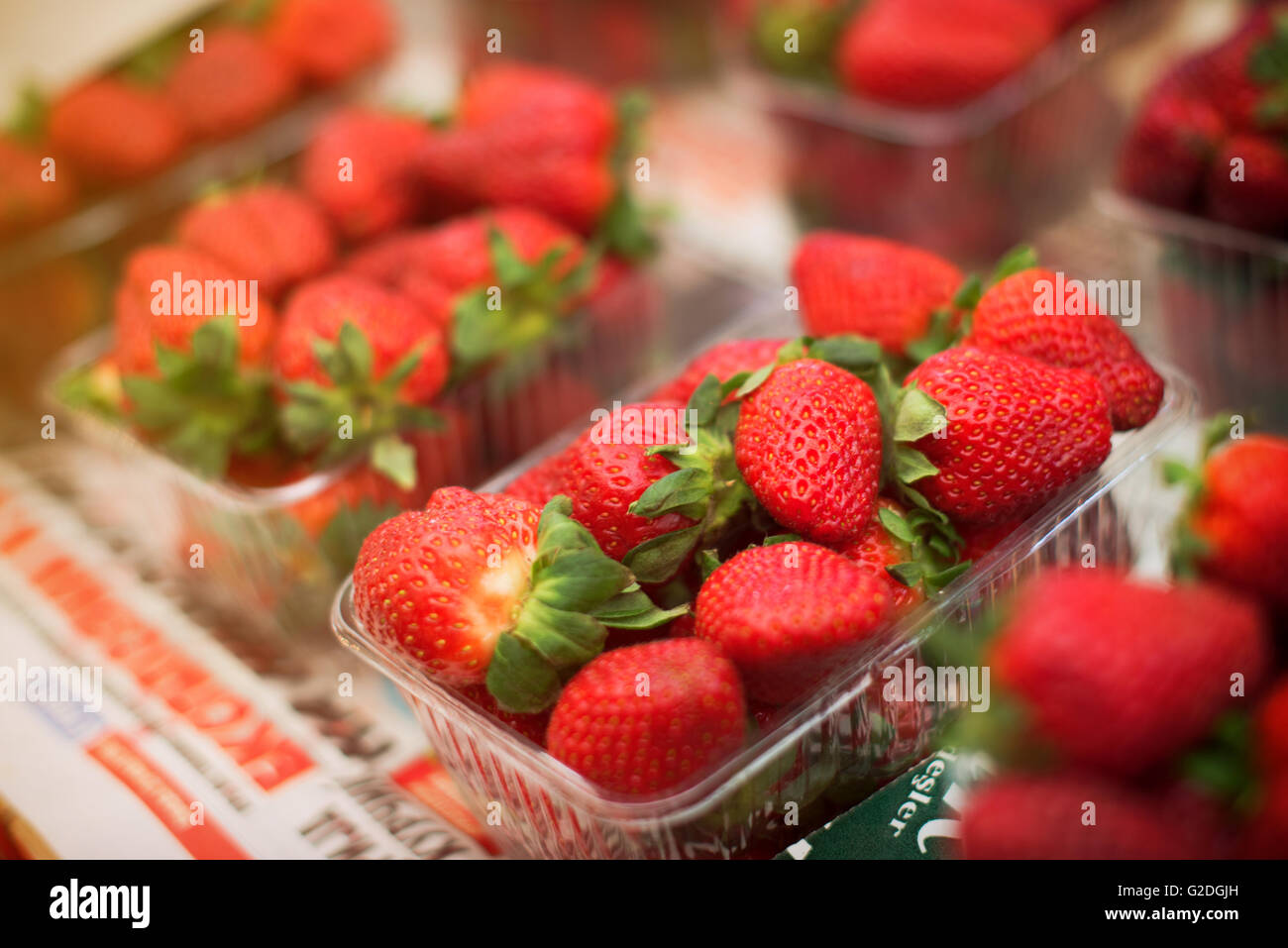 Strawberries in boxes hi-res stock photography and images - Alamy