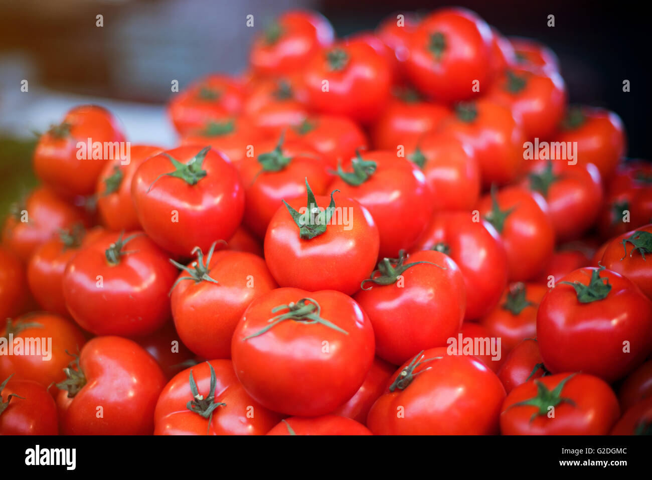 Ripe tomatoes at a farmer's market Stock Photo - Alamy