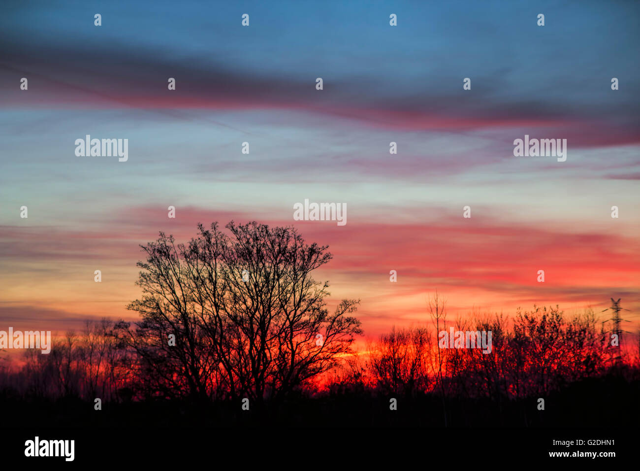Burning skyline hi-res stock photography and images - Alamy