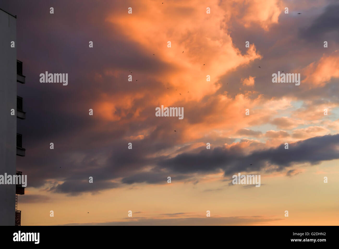 Burning city skyline hi-res stock photography and images - Alamy