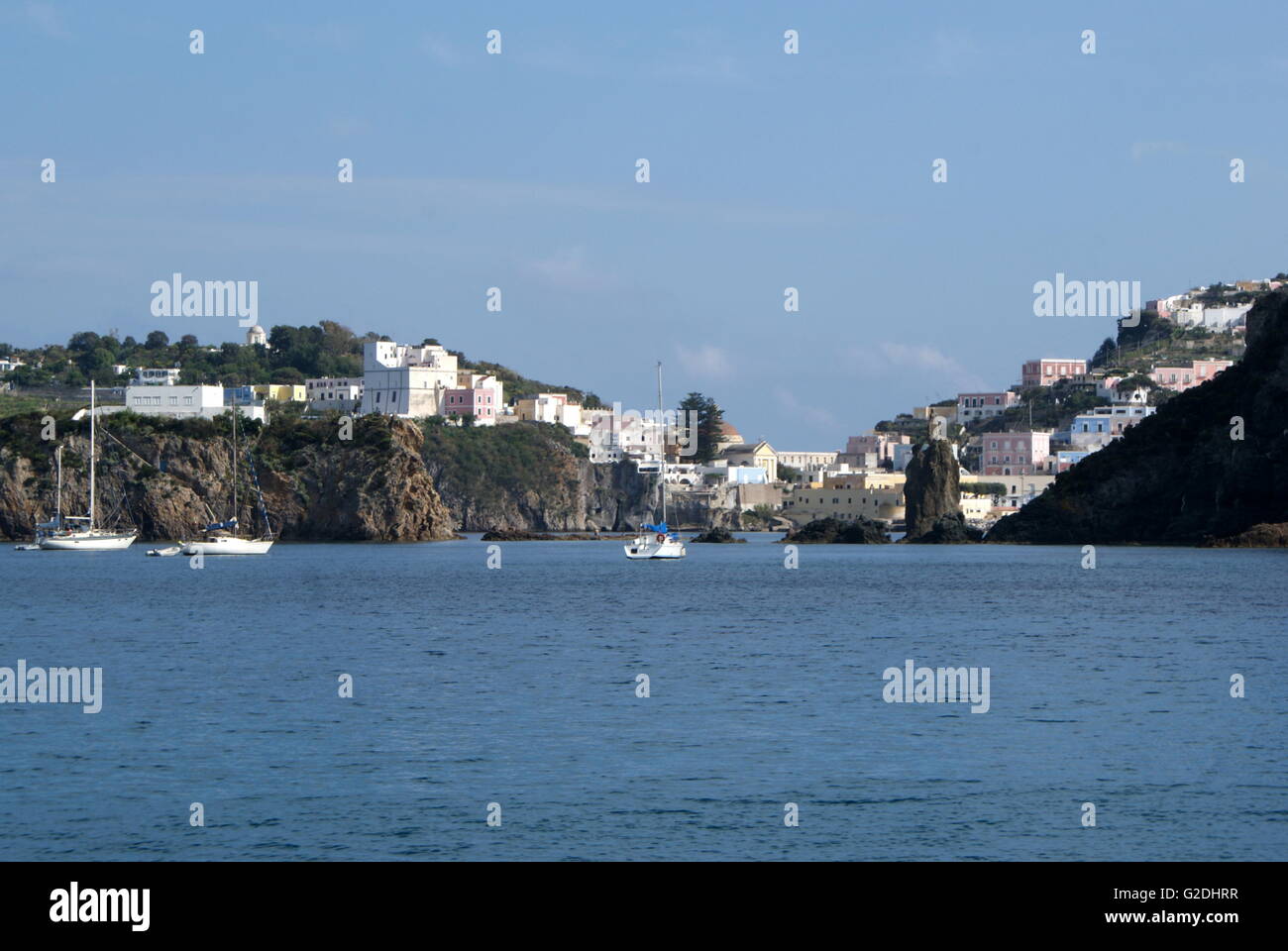 Hiding behind rocks hi-res stock photography and images - Alamy