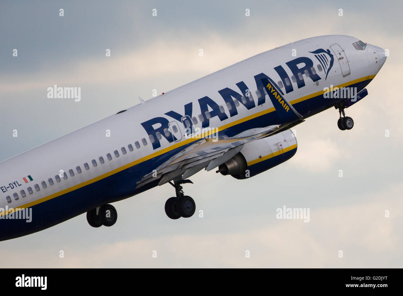 Photo of ryanair aircraft hi-res stock photography and images - Alamy