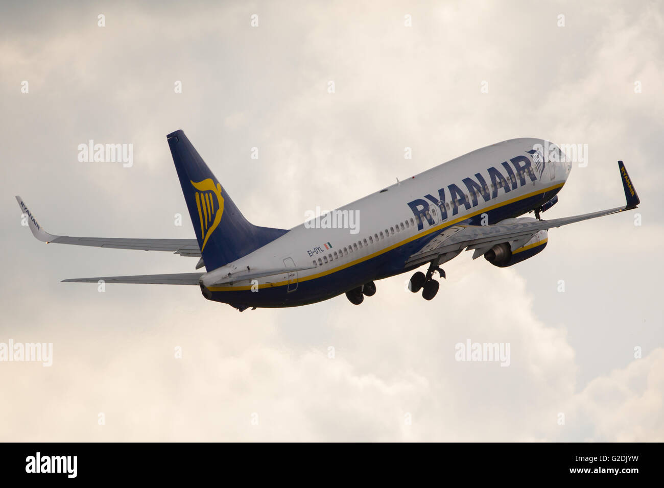 Photo of ryanair aircraft hi-res stock photography and images - Alamy