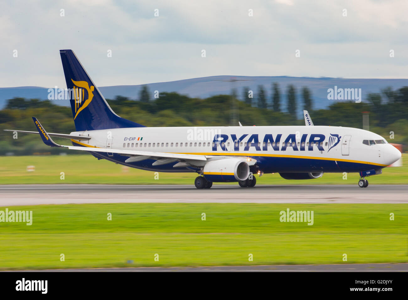 Photo of ryanair aircraft hi-res stock photography and images - Alamy