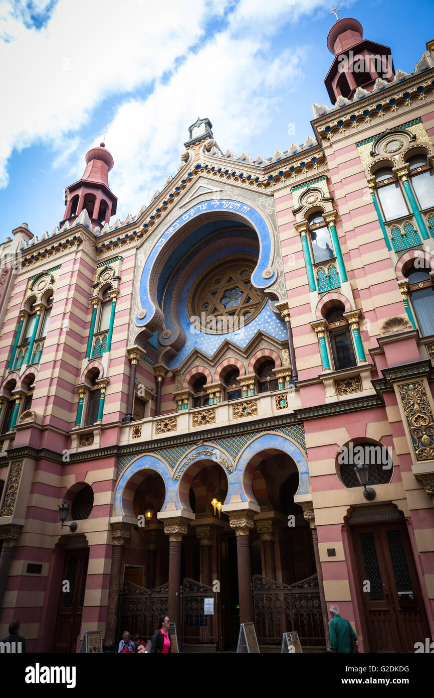 Eastern european synagogue hi-res stock photography and images - Alamy