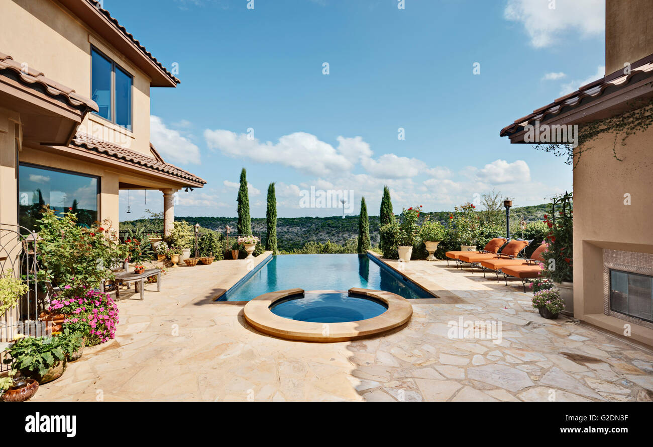 Pool and Tuscan-Style Villa Stock Photo - Alamy