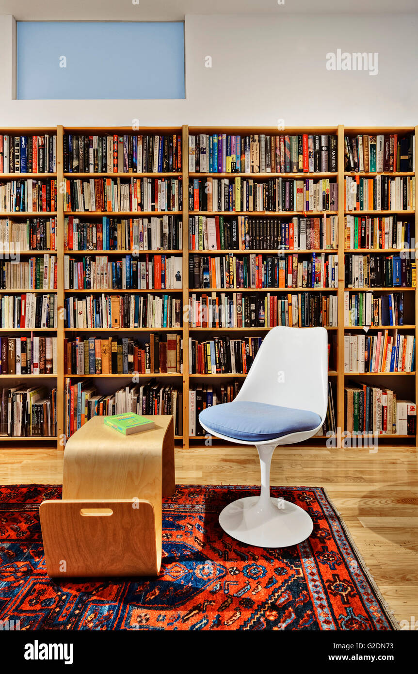 Shelves filled with books hi-res stock photography and images - Alamy
