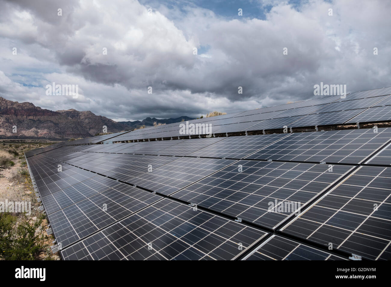 Solar panels in desert hi-res stock photography and images - Alamy