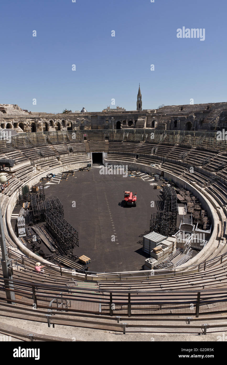 Interior of Nime's roman amphitheater Stock Photo - Alamy