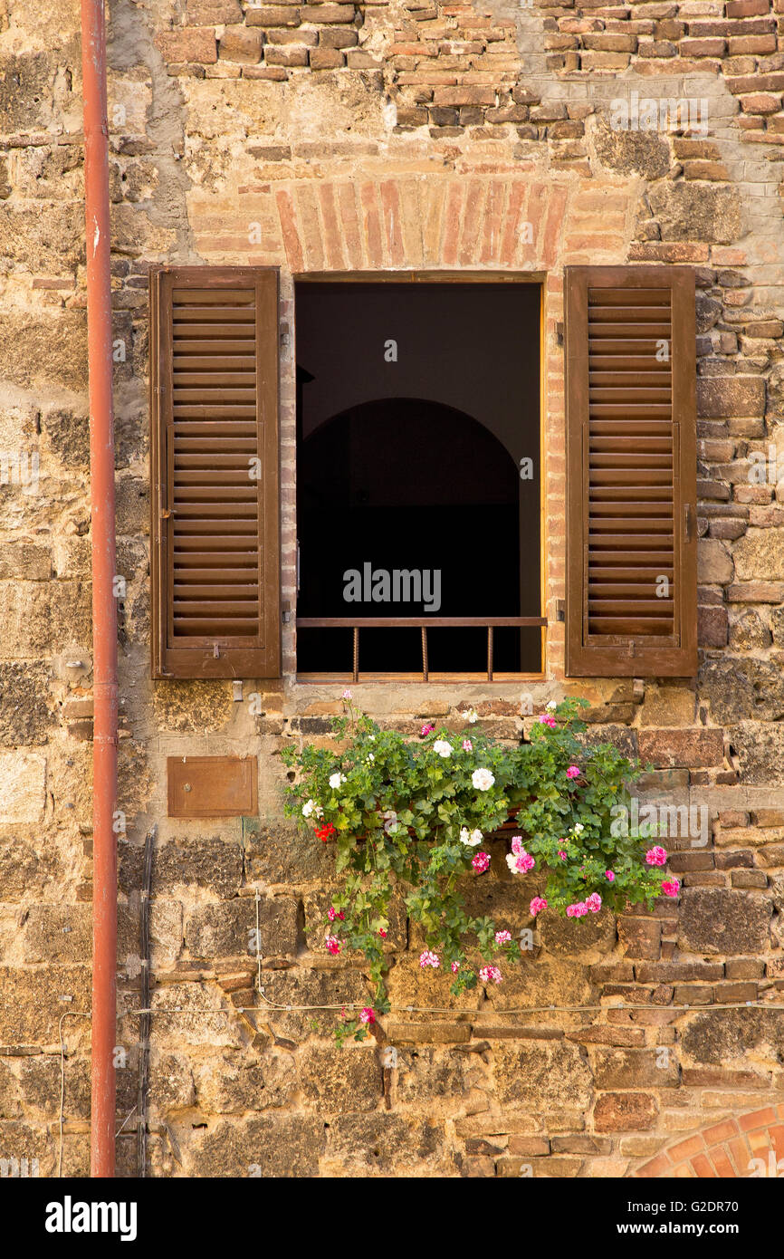 Windpw in San Gimigniano (Italy Stock Photo - Alamy