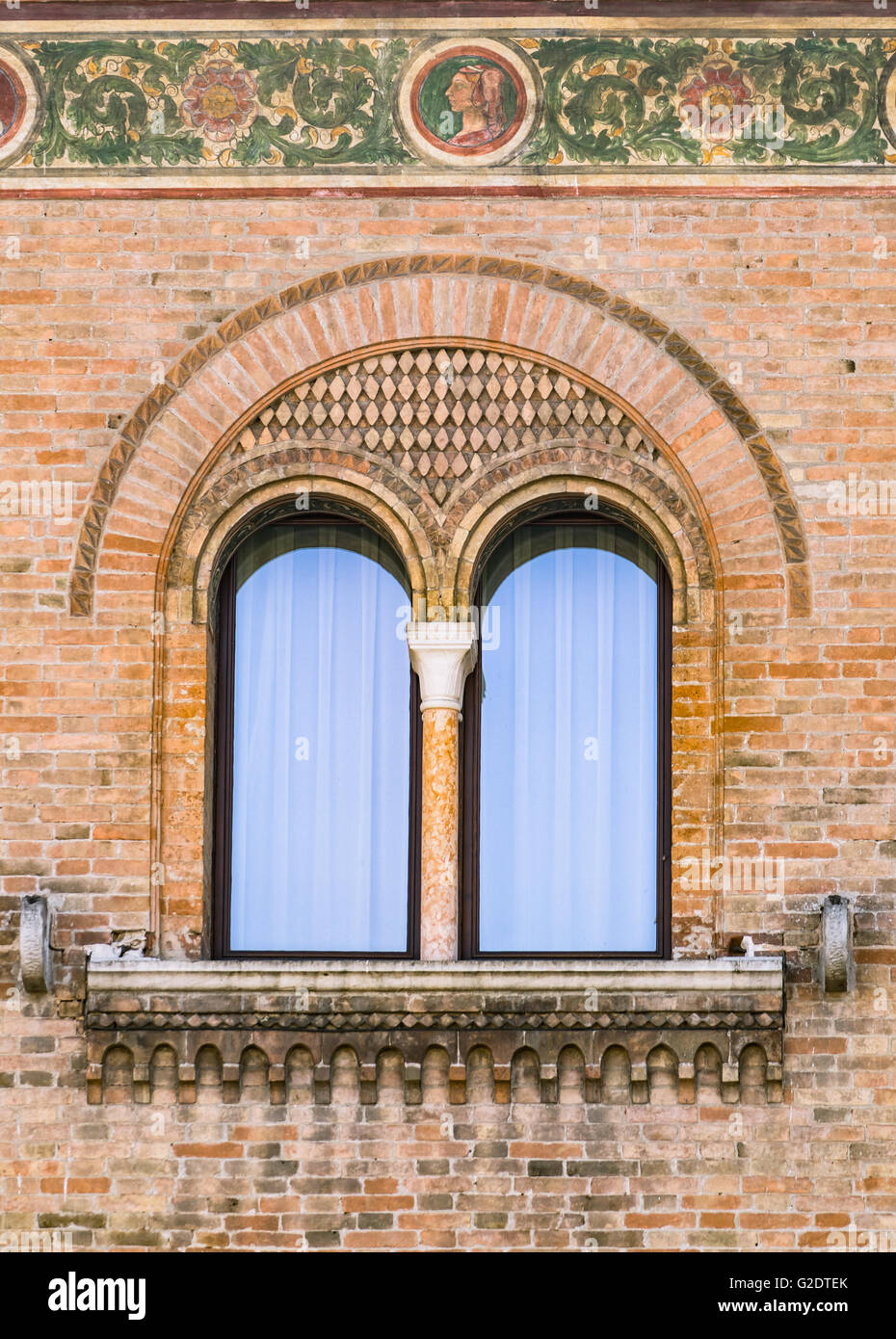 Medieval mullioned window hi-res stock photography and images - Alamy