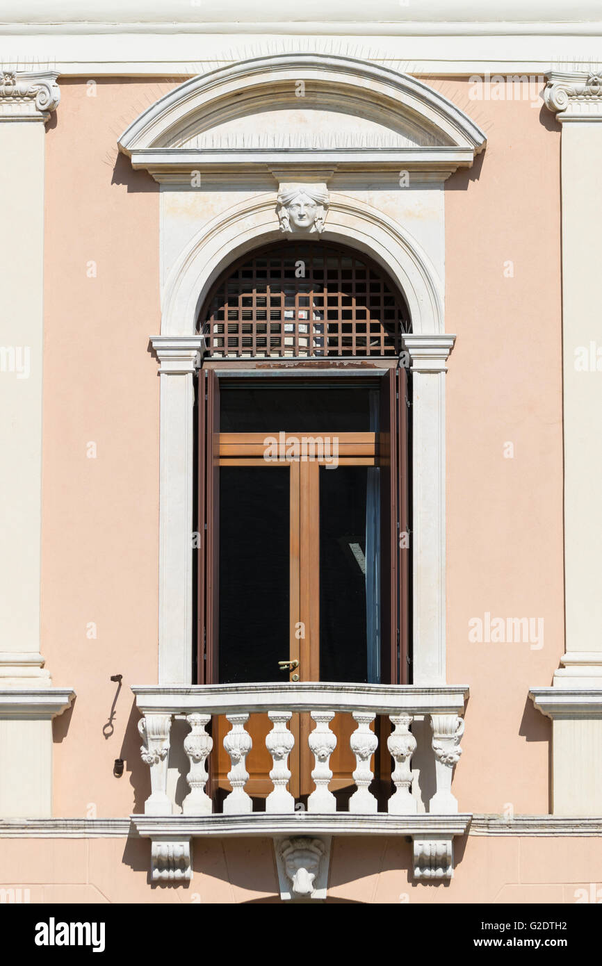 French neoclassical architecture hi-res stock photography and images ...