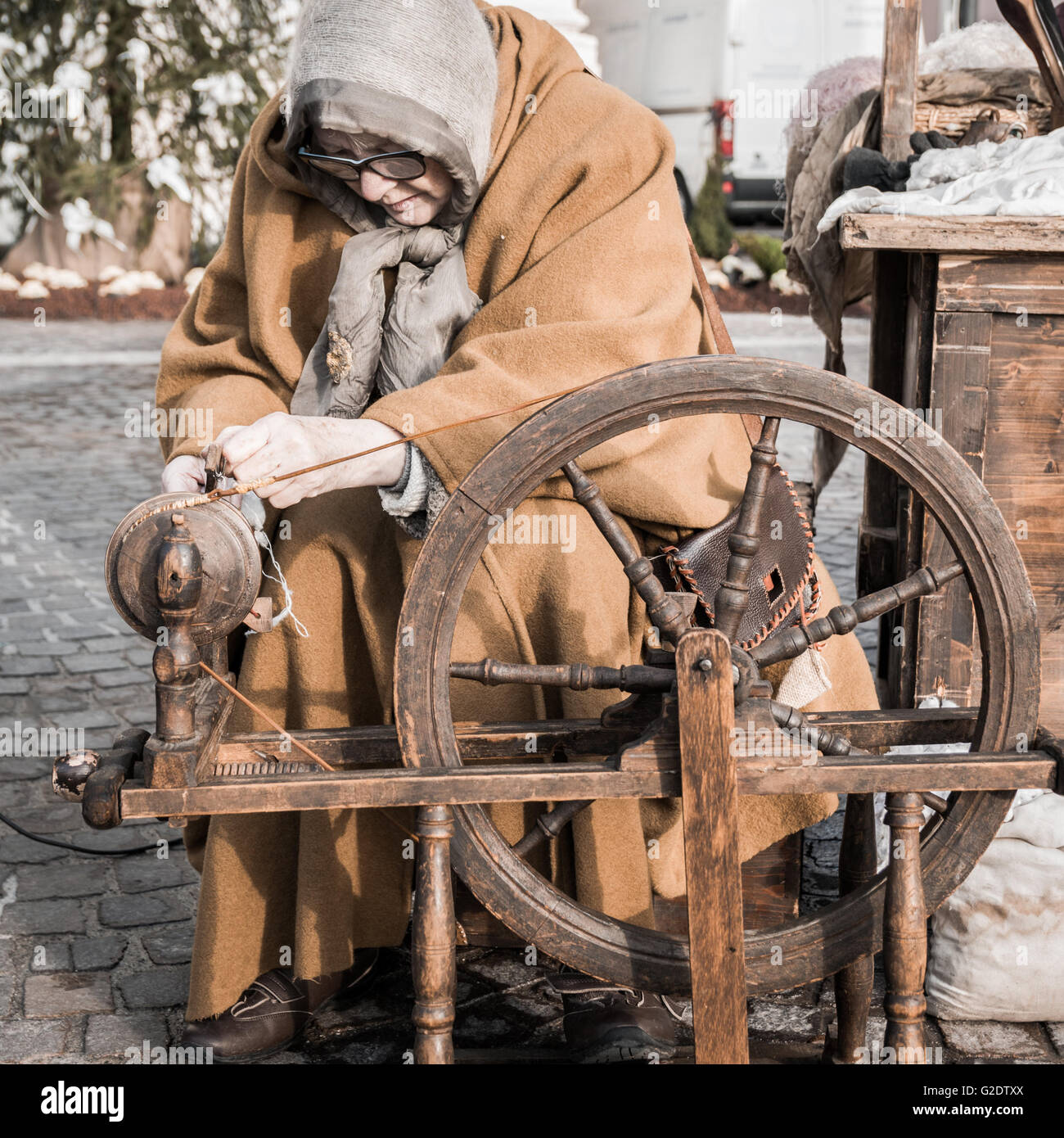 Women using spinning wheel hi-res stock photography and images - Alamy