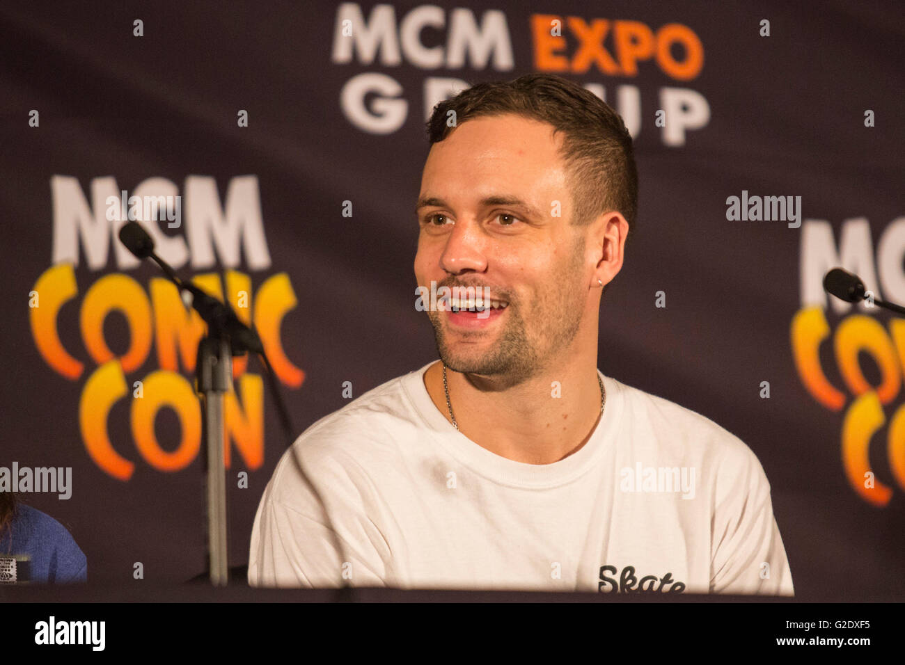 Elizabeth henstridge agent of s h i e l d hi-res stock photography and ...