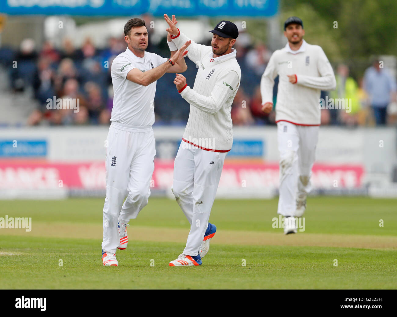 England's James Anderson (left) celebrates with James Vince after ...