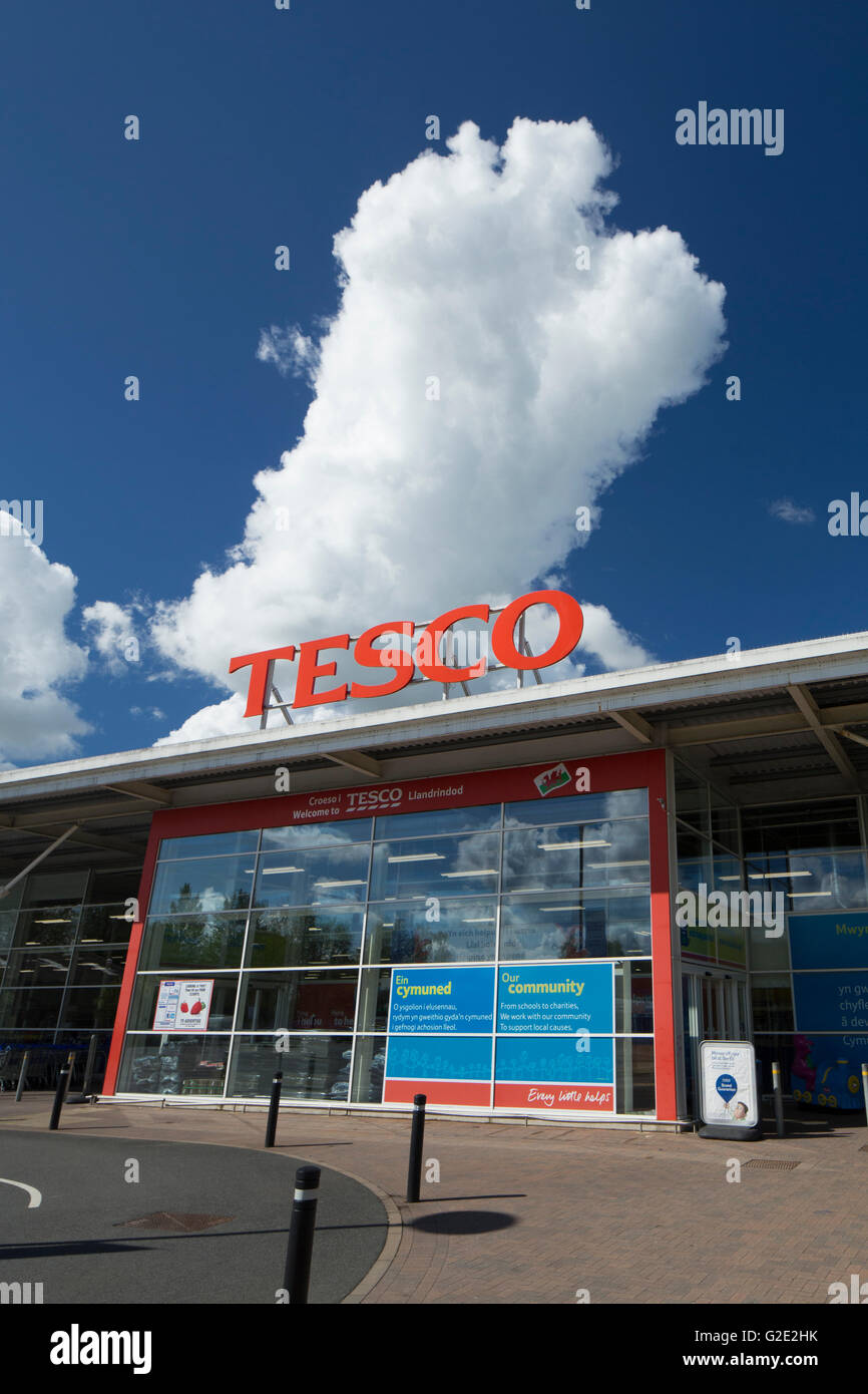 Tesco supermarket wales hi-res stock photography and images - Alamy