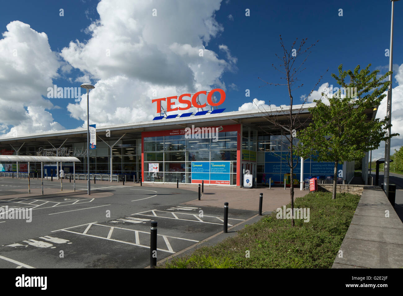 Tesco supermarket wales hi-res stock photography and images - Alamy