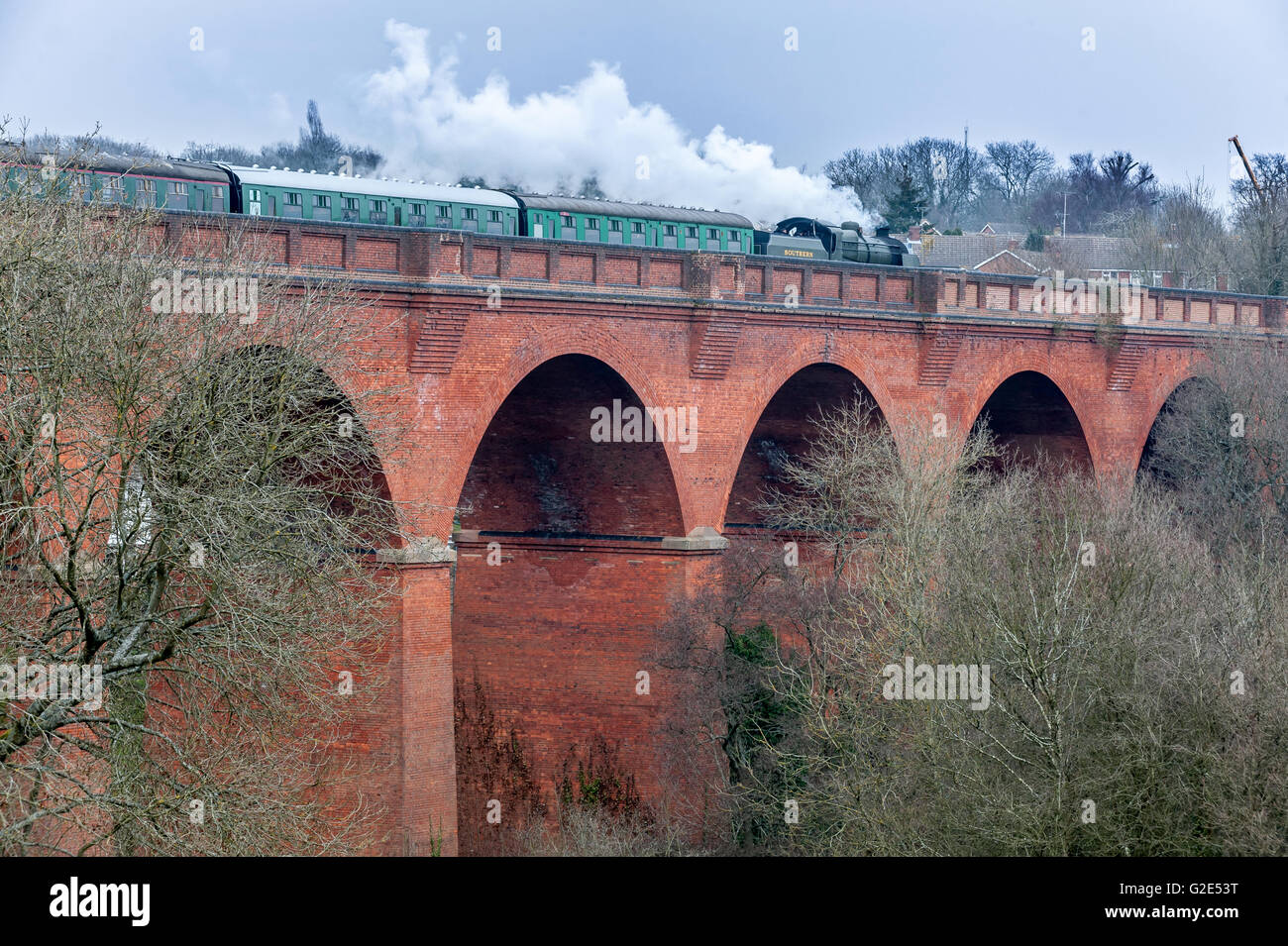 A steam train running on the Imberhorne Viaduct in East Grinstead for ...