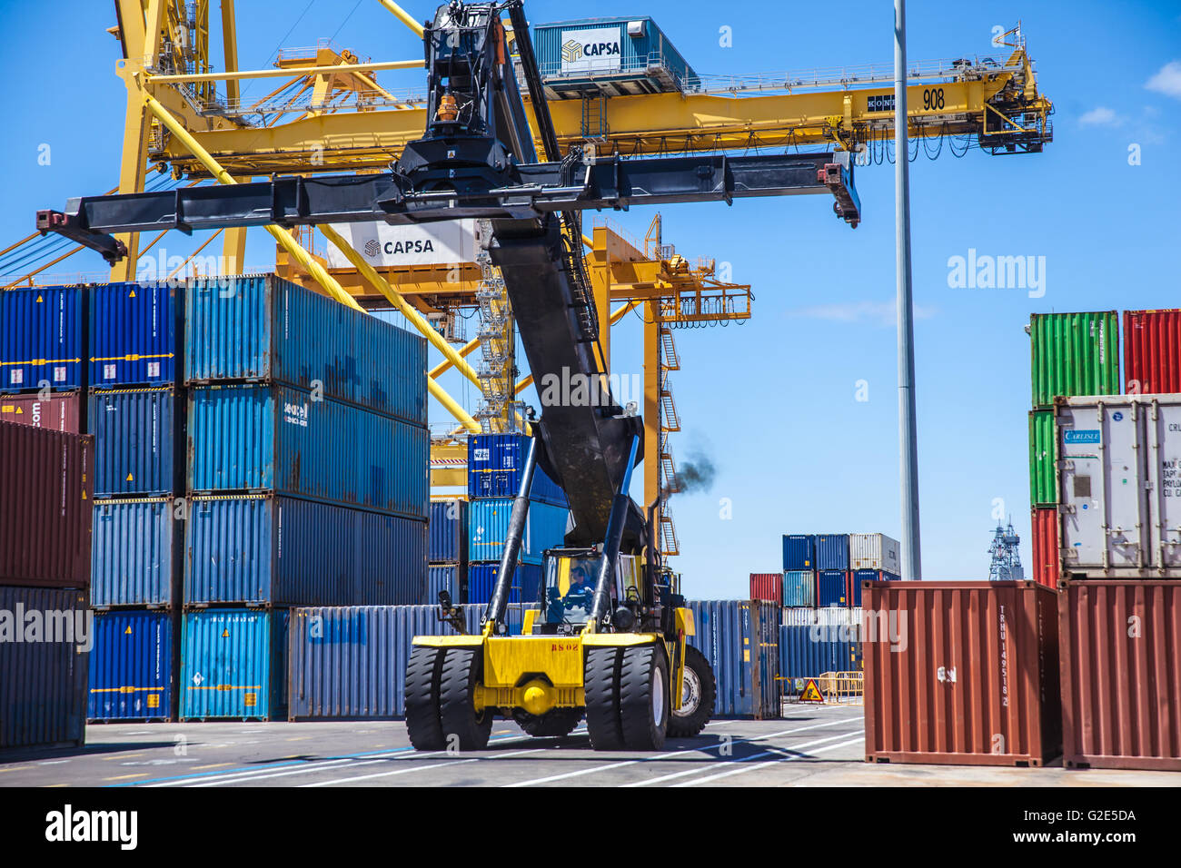 Empty container stacker hi-res stock photography and images - Alamy