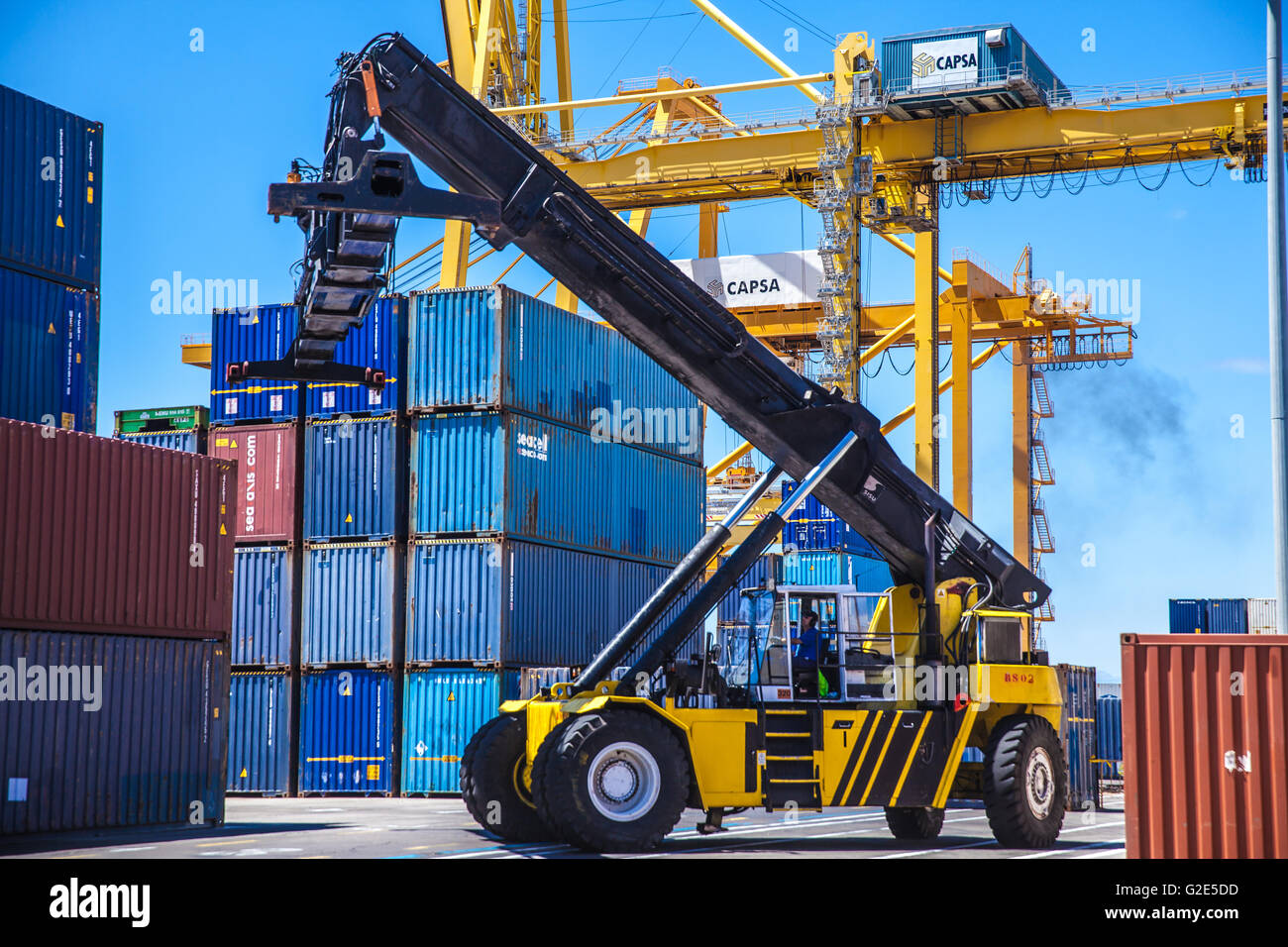 Empty container stacker hi-res stock photography and images - Alamy
