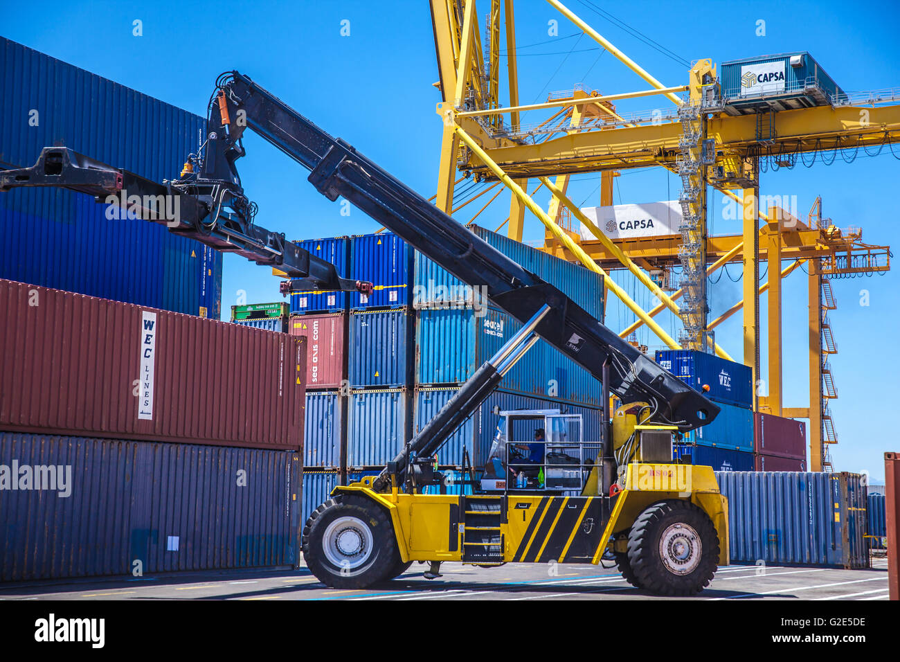 Reach stacker hi-res stock photography and images - Alamy