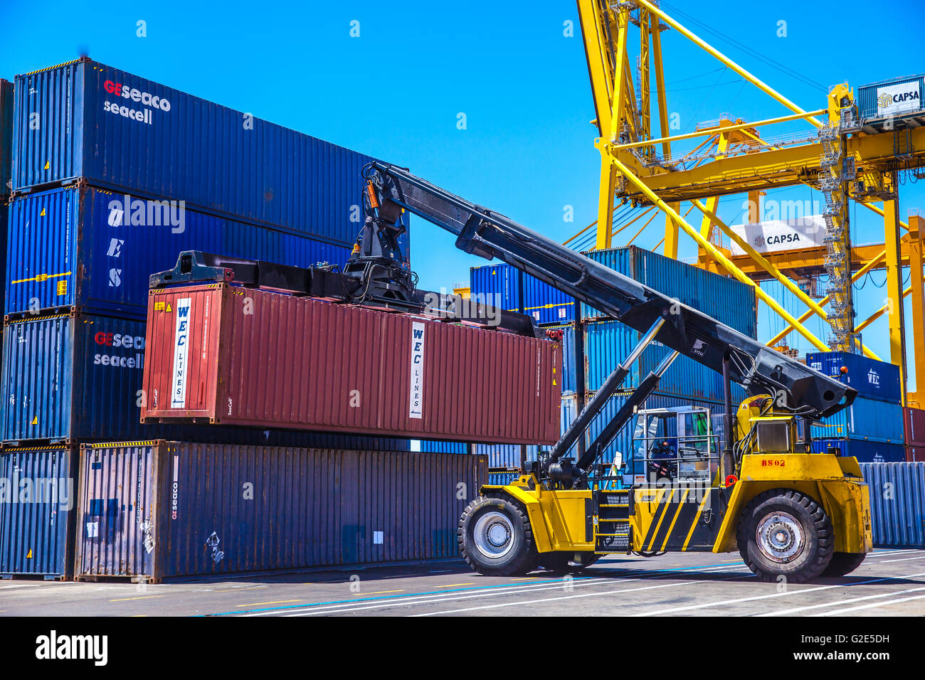reach stacker lifting containers in a dock Stock Photo - Alamy