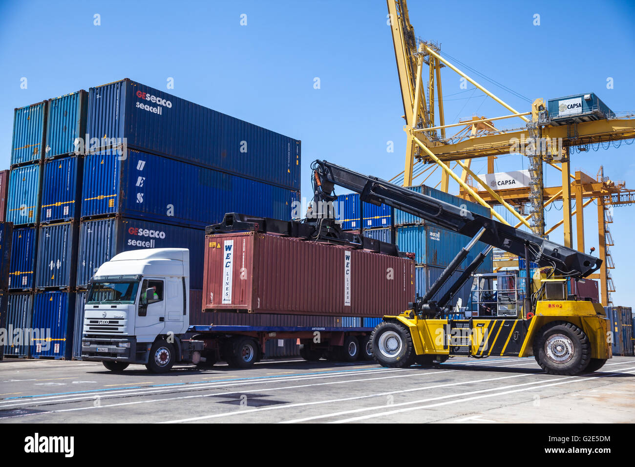 reach stacker lifting containers in a dock Stock Photo - Alamy