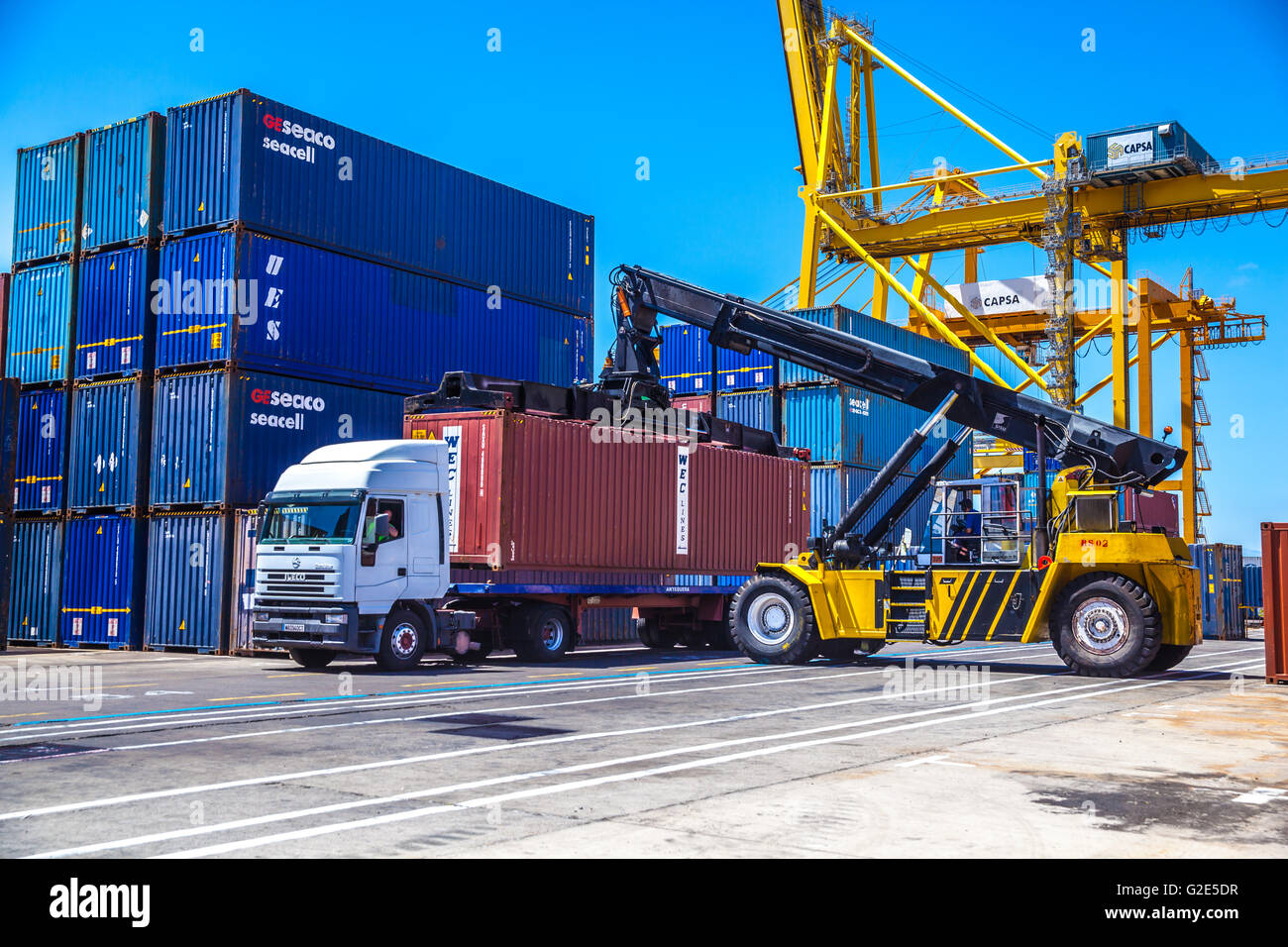 reach stacker lifting containers in a dock Stock Photo - Alamy