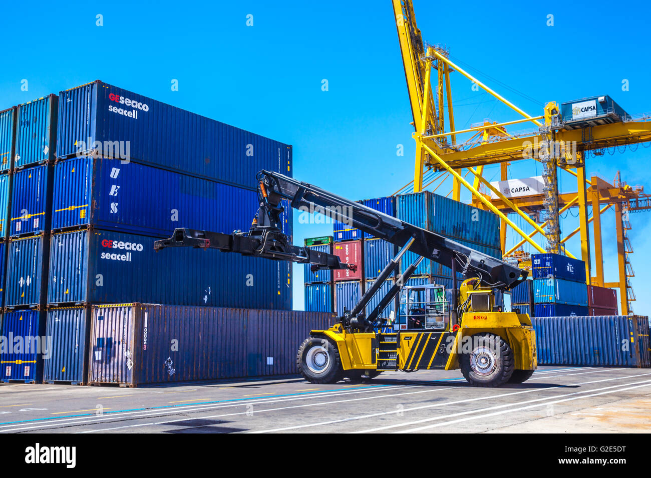 reach stacker lifting containers in a dock Stock Photo - Alamy