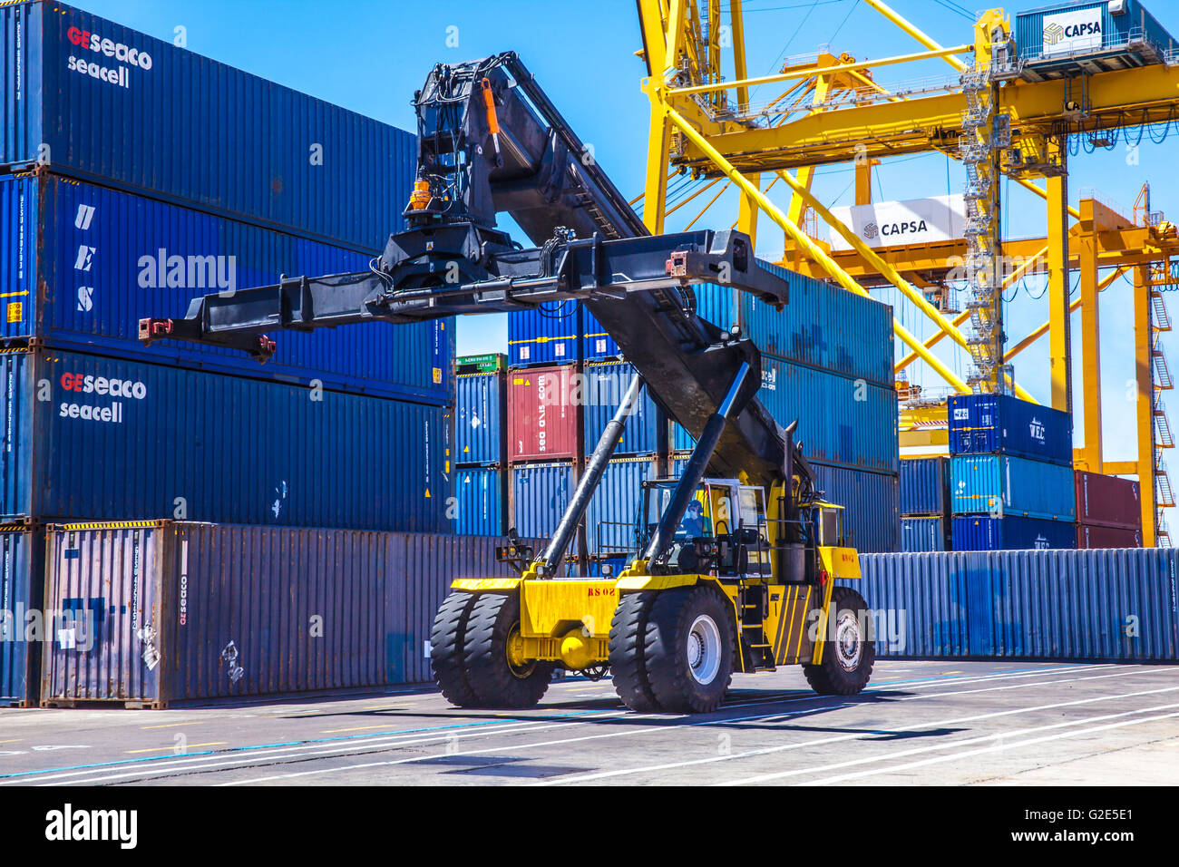 Reach stacker hi-res stock photography and images - Alamy