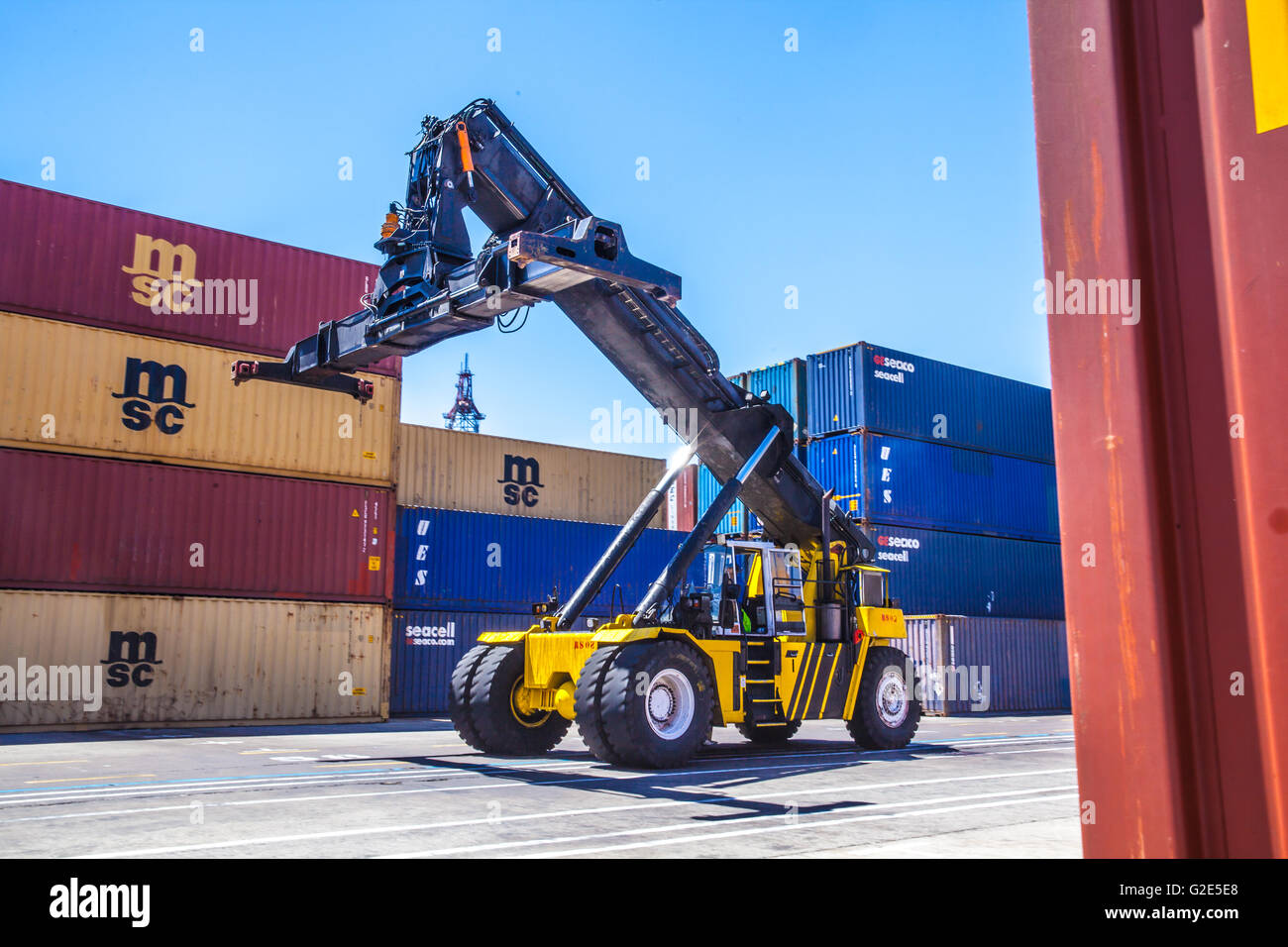 Reach stacker hi-res stock photography and images - Alamy