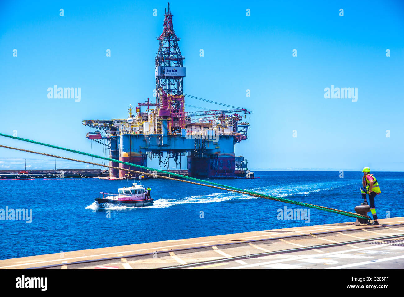Empty and laden container handling hi-res stock photography and images ...