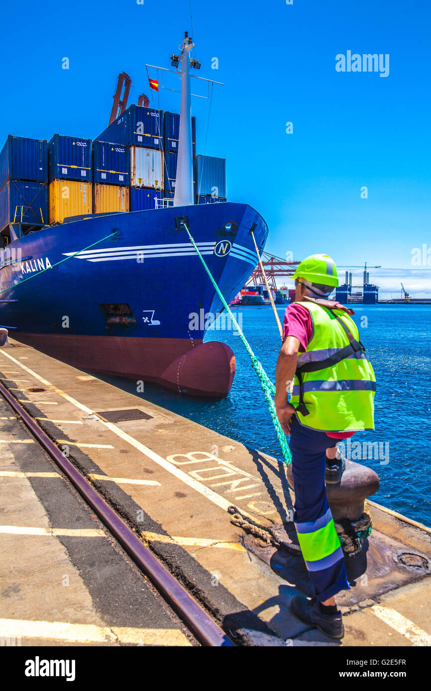 working man mooring a container ship Stock Photo - Alamy