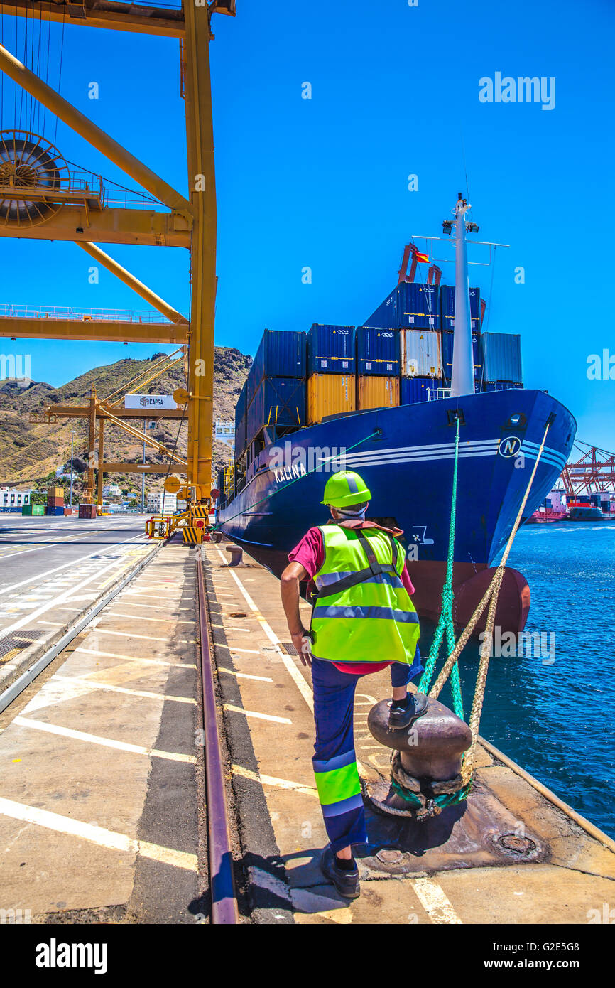 working man mooring a container ship Stock Photo - Alamy