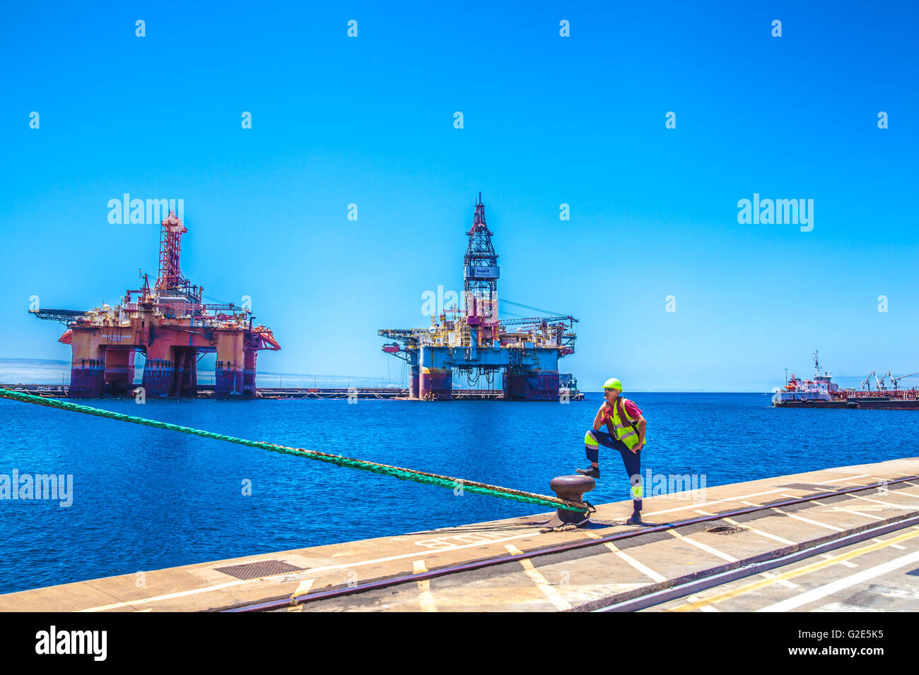 working man mooring a container ship Stock Photo - Alamy