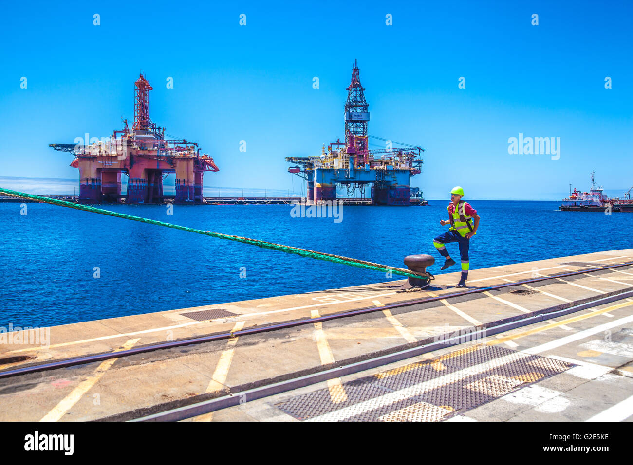 Empty and laden container handling hi-res stock photography and images ...