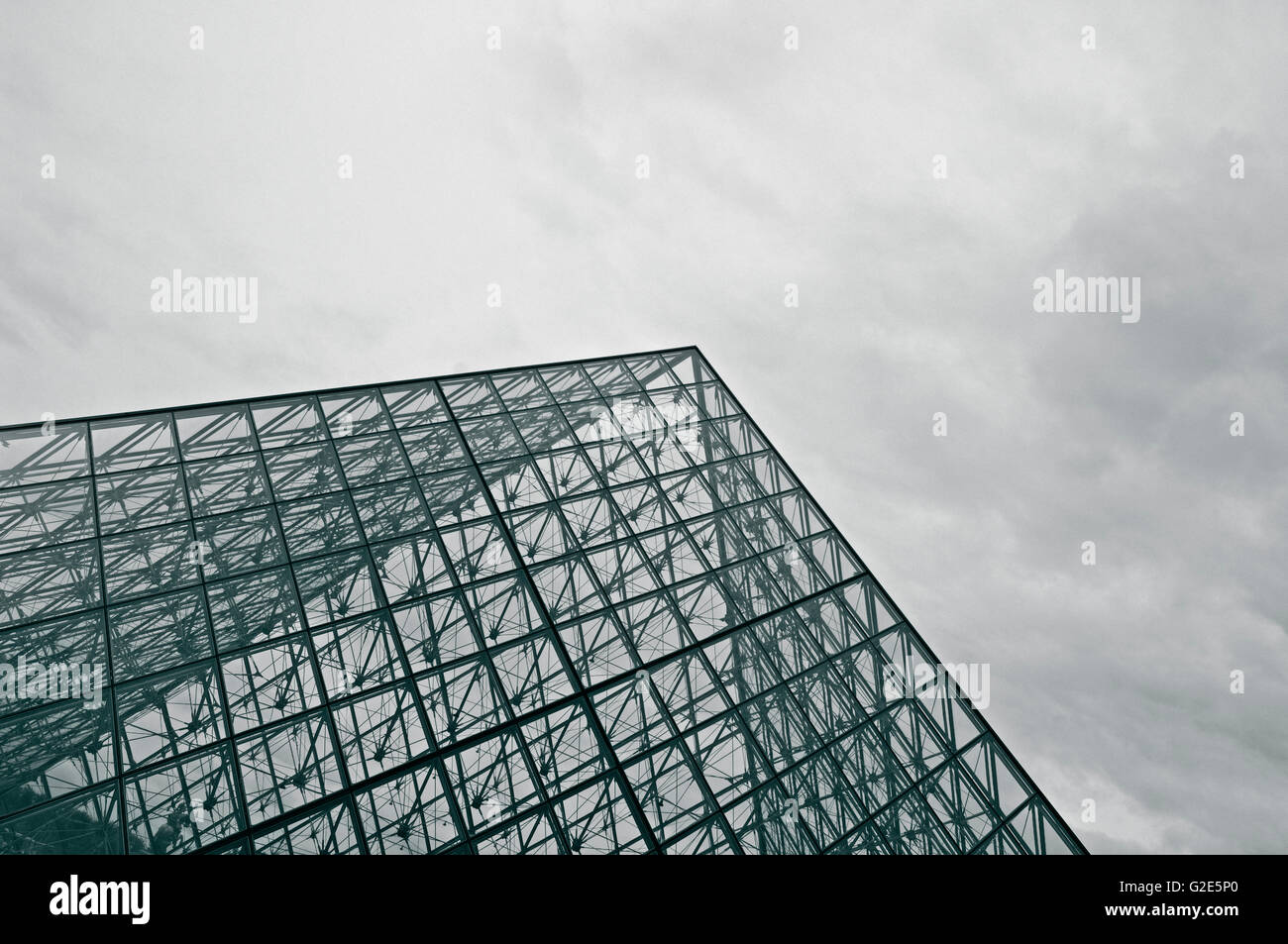Glass pyramid louvre paris hi-res stock photography and images - Alamy