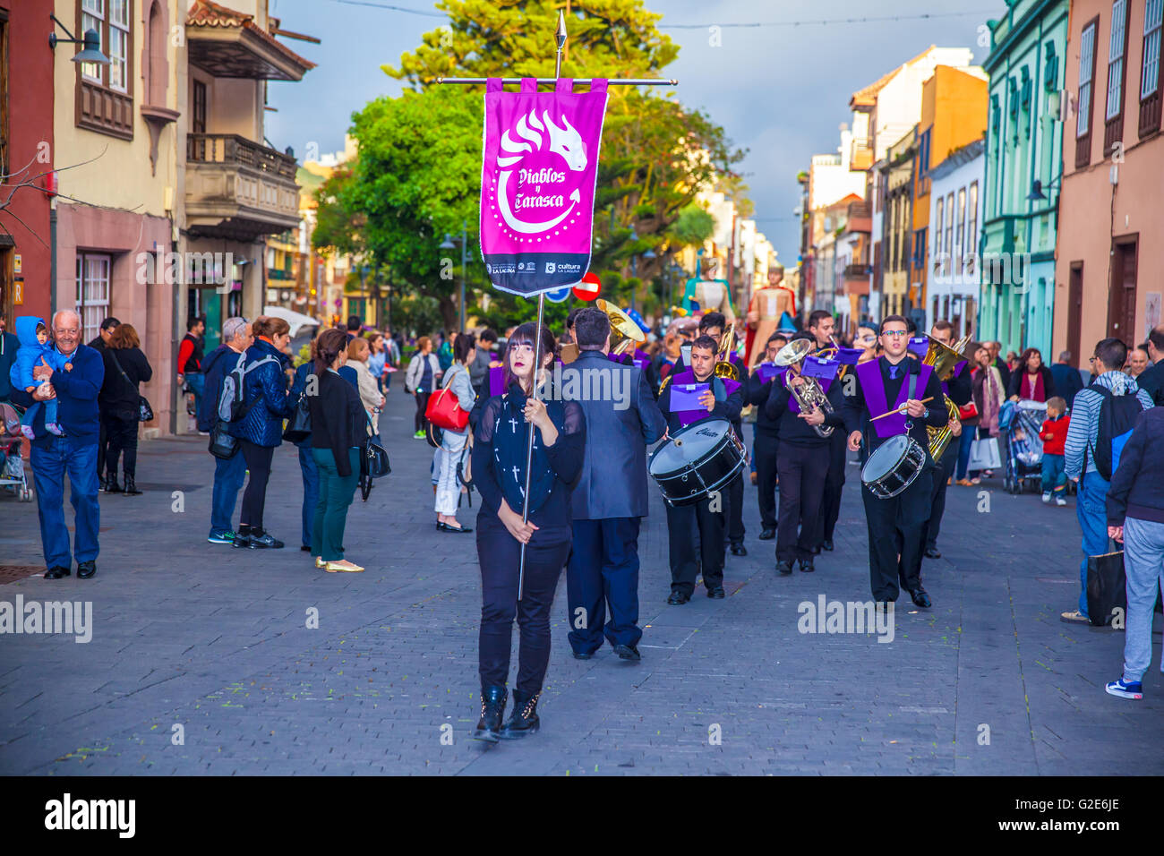 Tarasca parade hi-res stock photography and images - Alamy