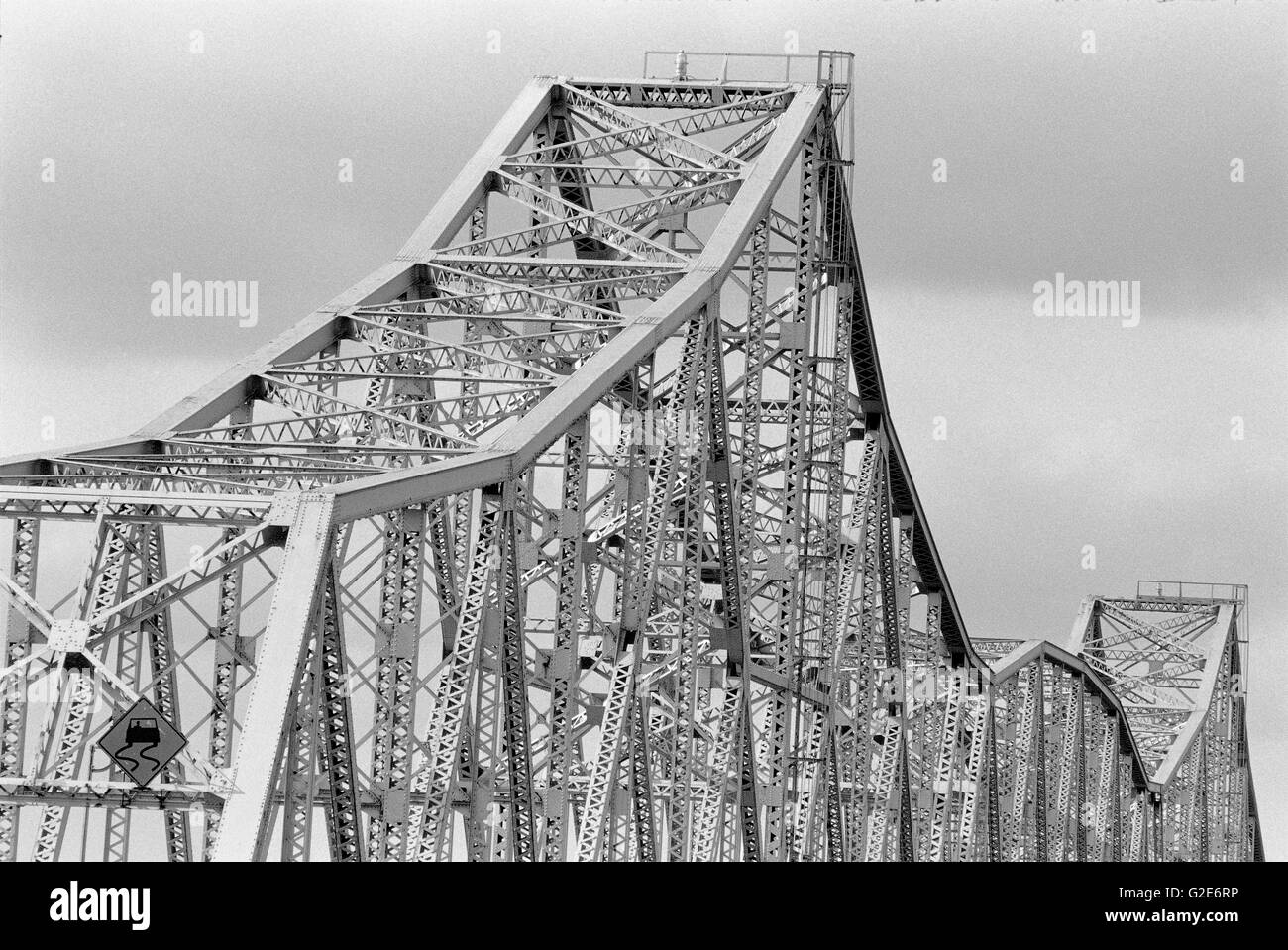 Girder bridge supports hi-res stock photography and images - Alamy