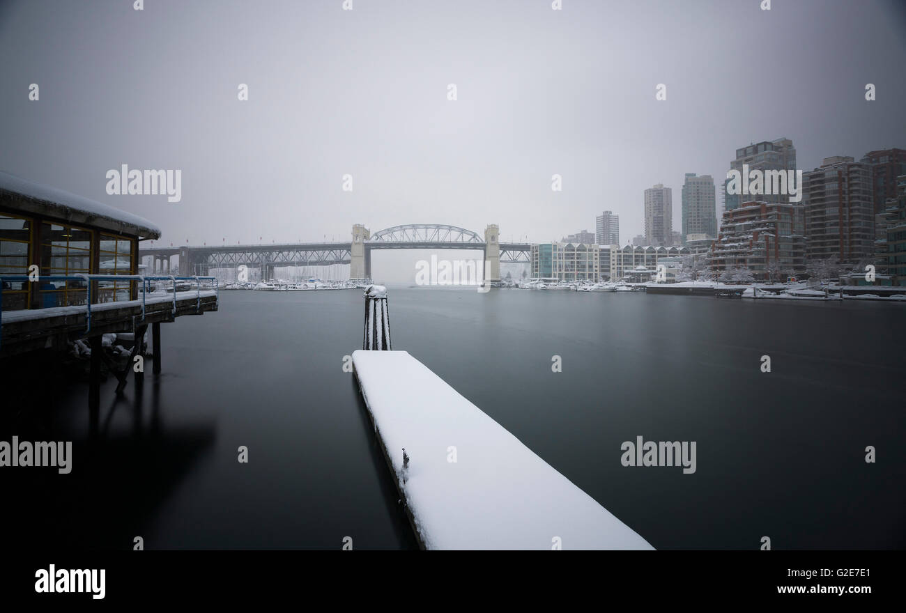 Vancouver skyline in winter snow hi-res stock photography and images ...